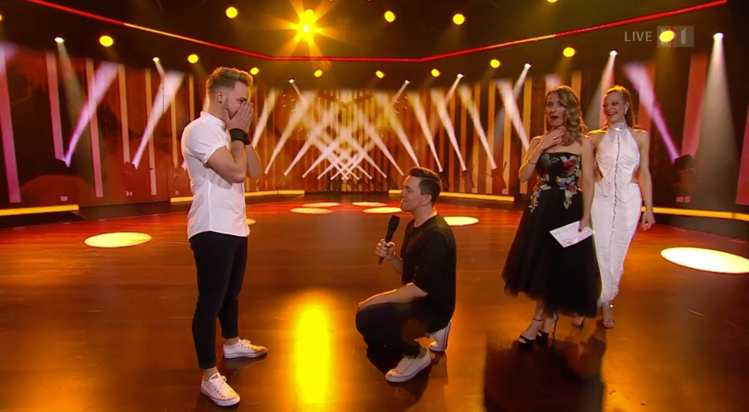 Suisse : un animateur star demande son copain en mariage en direct à la ...