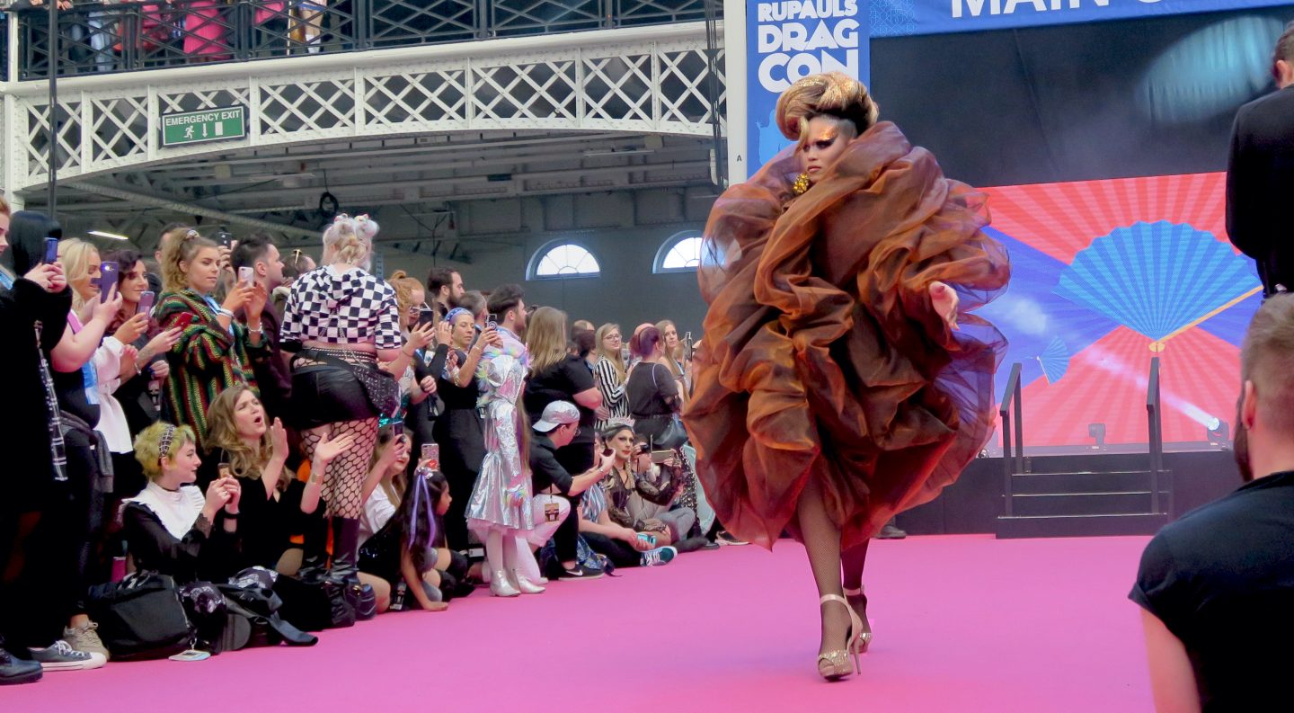RuPaul’s DragCon à Londres : grand-messe queer ou usine à cash ? - têtu·