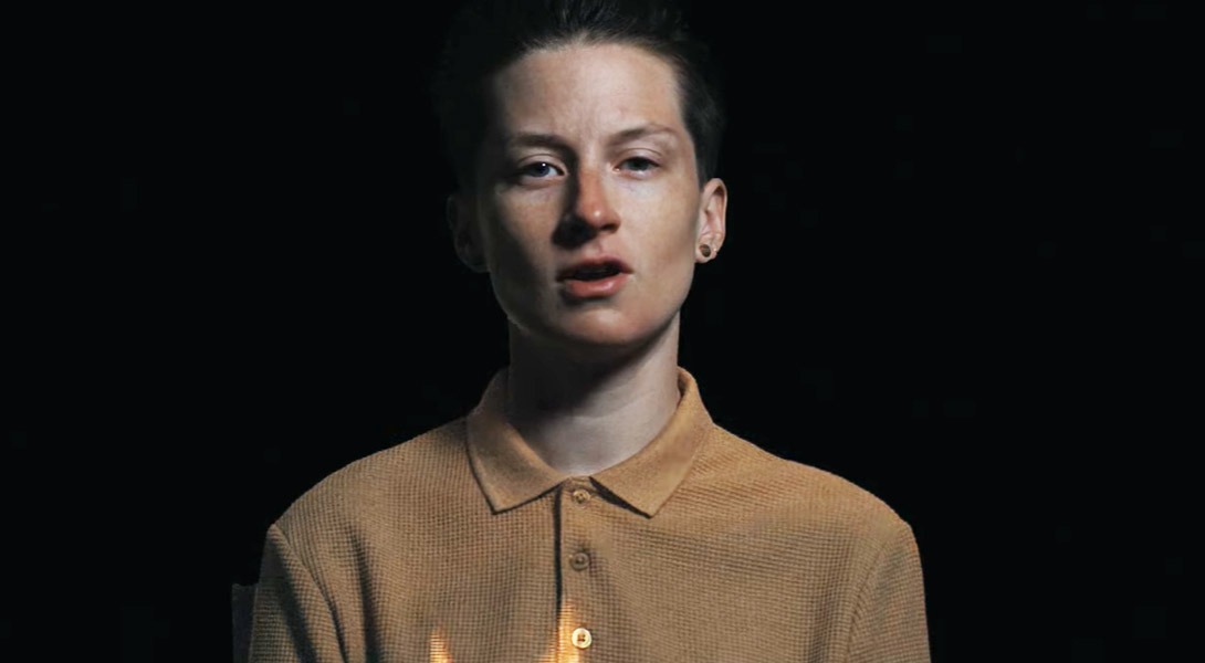 VIDÉO. Sarah Walk, nouvelle voix queer de la scène indé, dévoile le ...