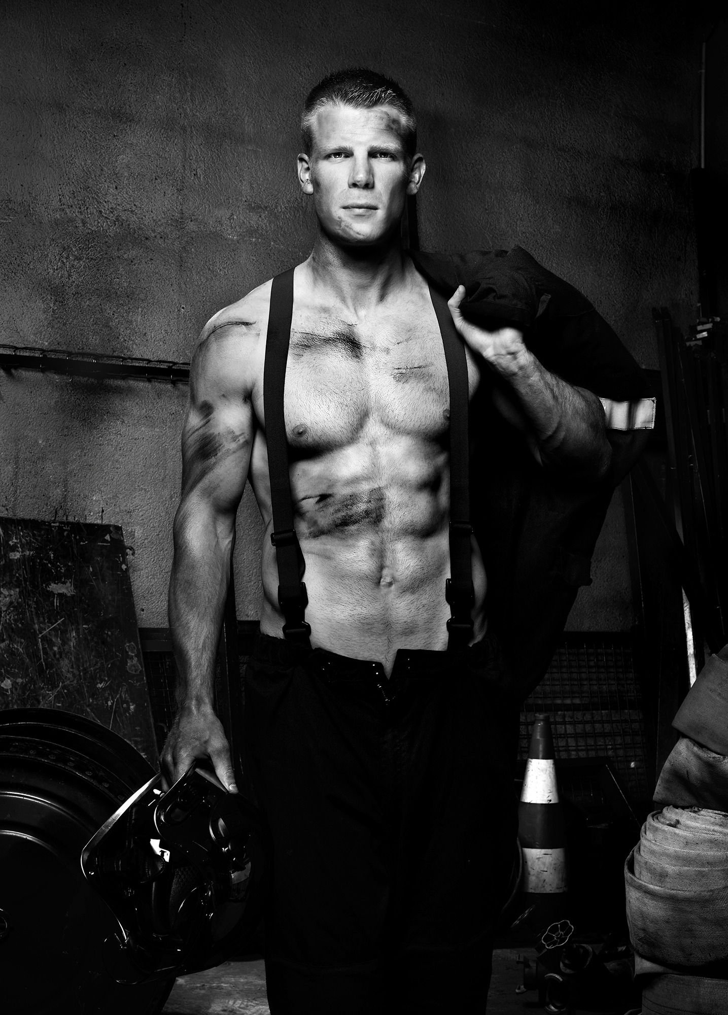 DIAPORAMA. Les pompiers français exhibent leurs muscles dans un livre ...