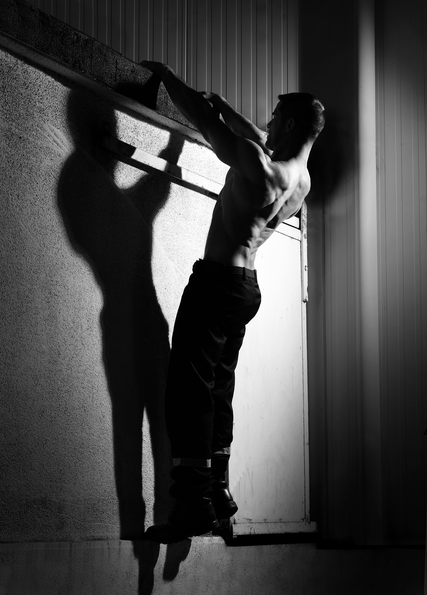 DIAPORAMA. Les pompiers français exhibent leurs muscles dans un livre ...