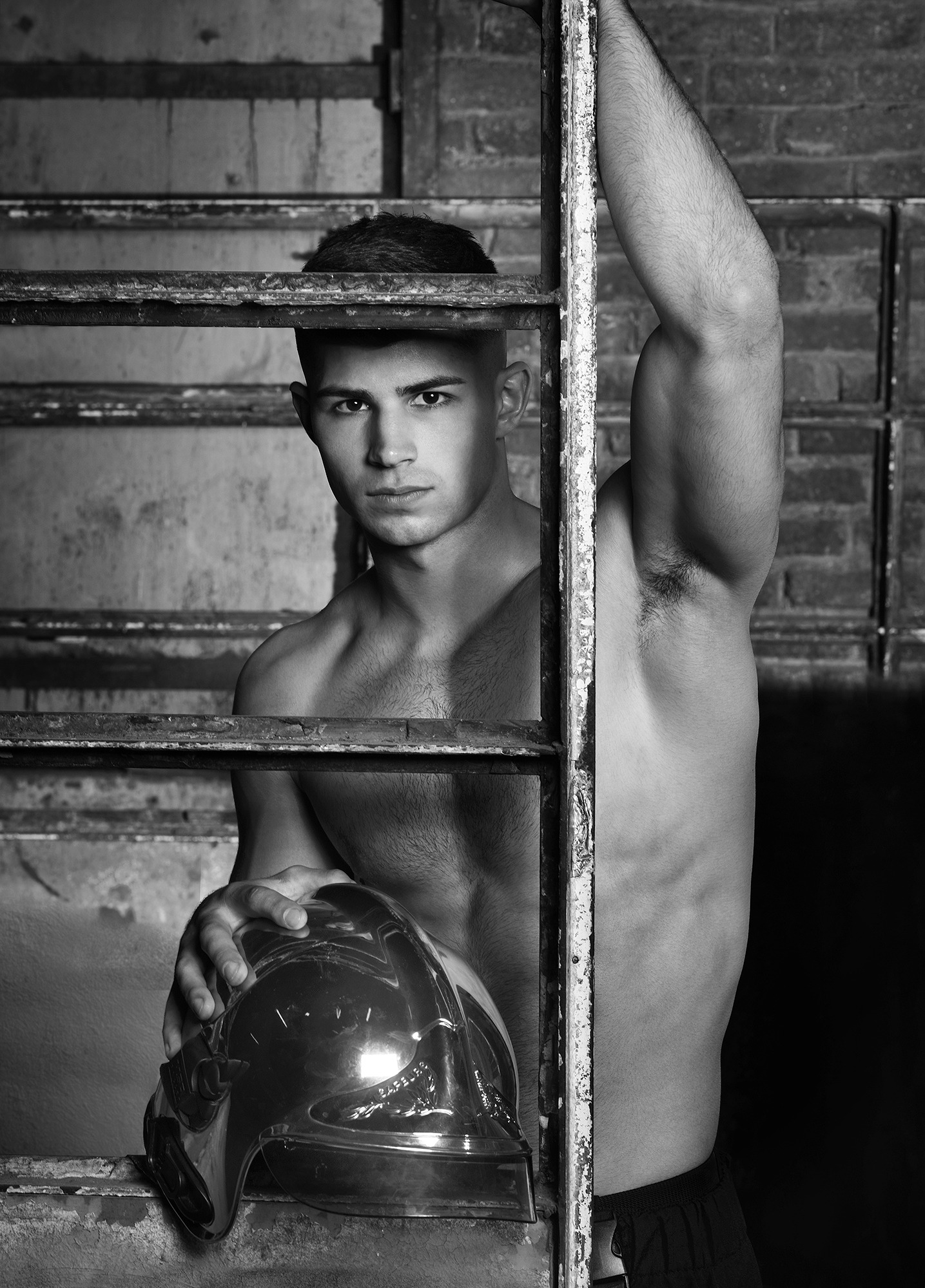 DIAPORAMA. Les pompiers français exhibent leurs muscles dans un livre ...