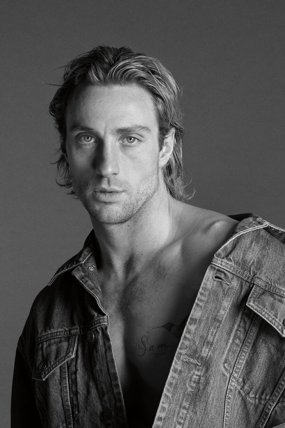 Aaron Taylor-Johnson prête son regard langoureux à la nouvelle campagne Calvin Klein