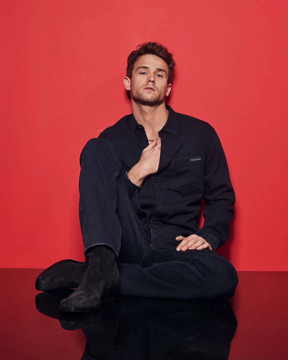 L'acteur Brandon Flynn réchauffe la campagne Noël de Calvin Klein