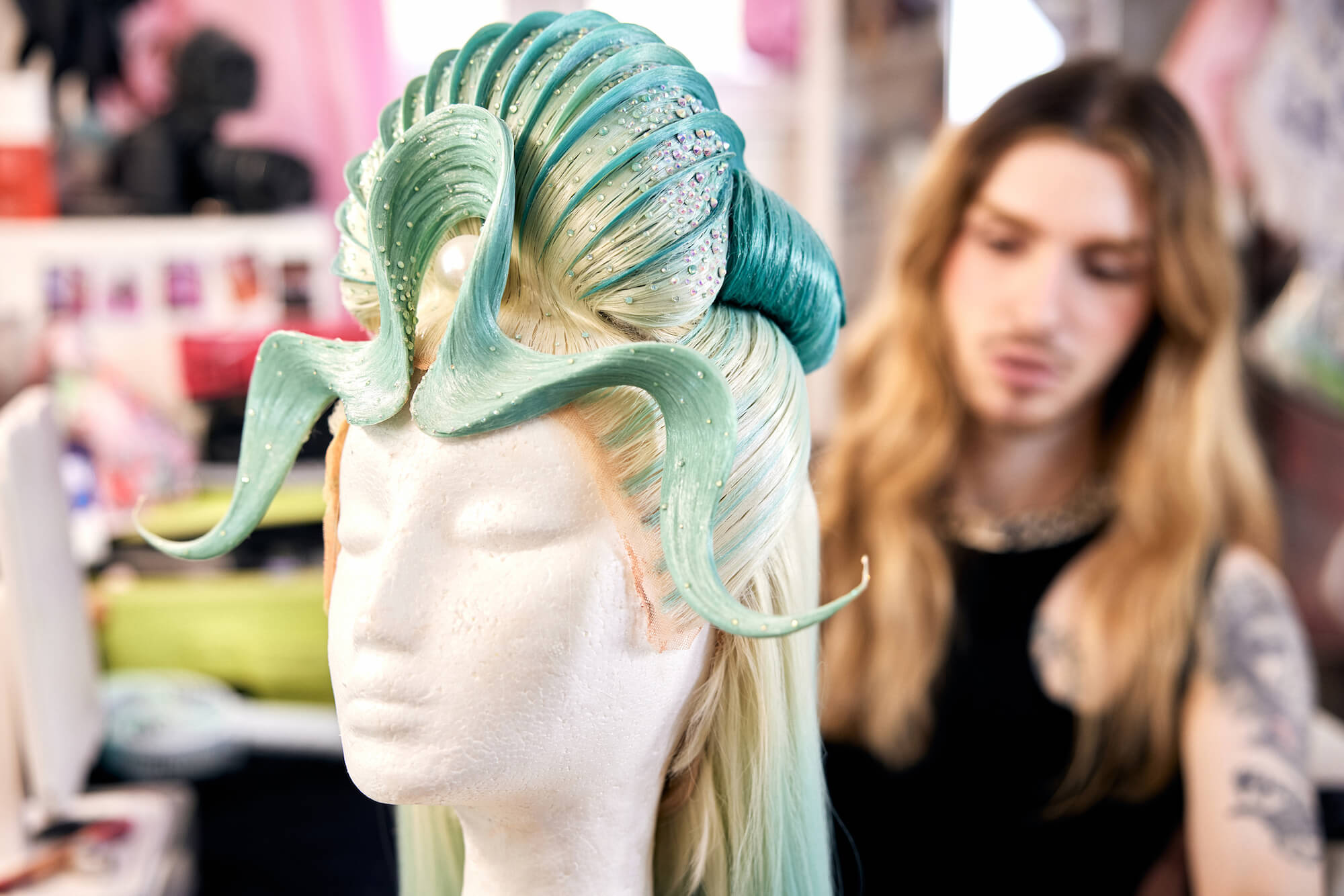 Dans l'atelier de Christophe Mecca, perruquier star de nos queens