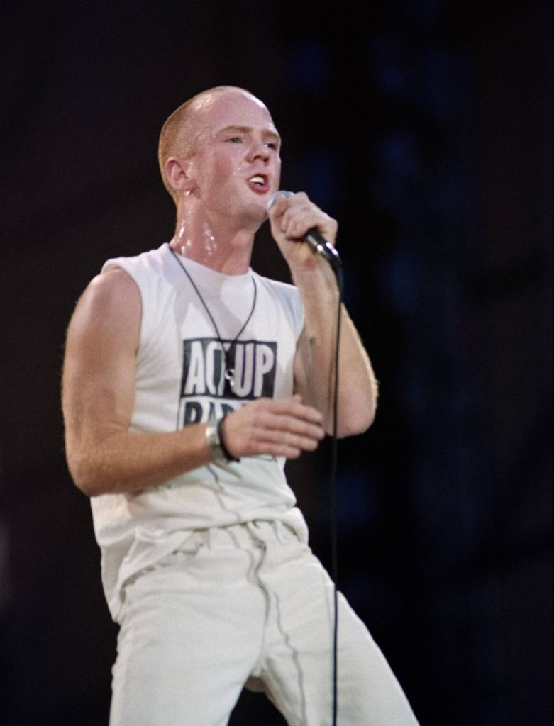 Jimmy Somerville se produit sur scène lors d'une émission de musique en direct de la radio NRJ sur la place de la Nation à Paris le 21 septembre 1991.
