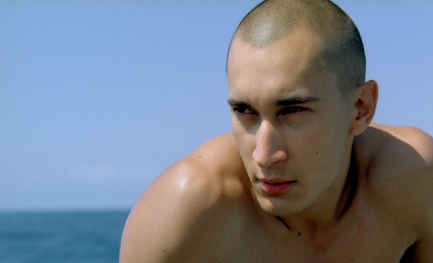 Cinéma : rencontre avec Grégoire Colin, le flic bi de "La Mer au loin"