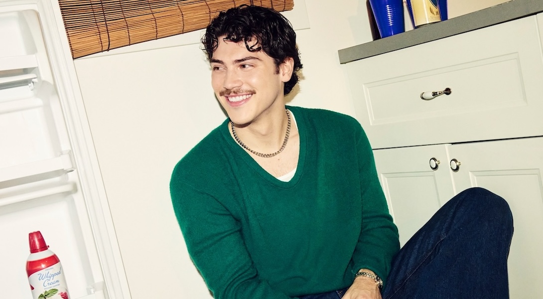 Jack Innanen, le beau gosse moustachu de la série "Adults"