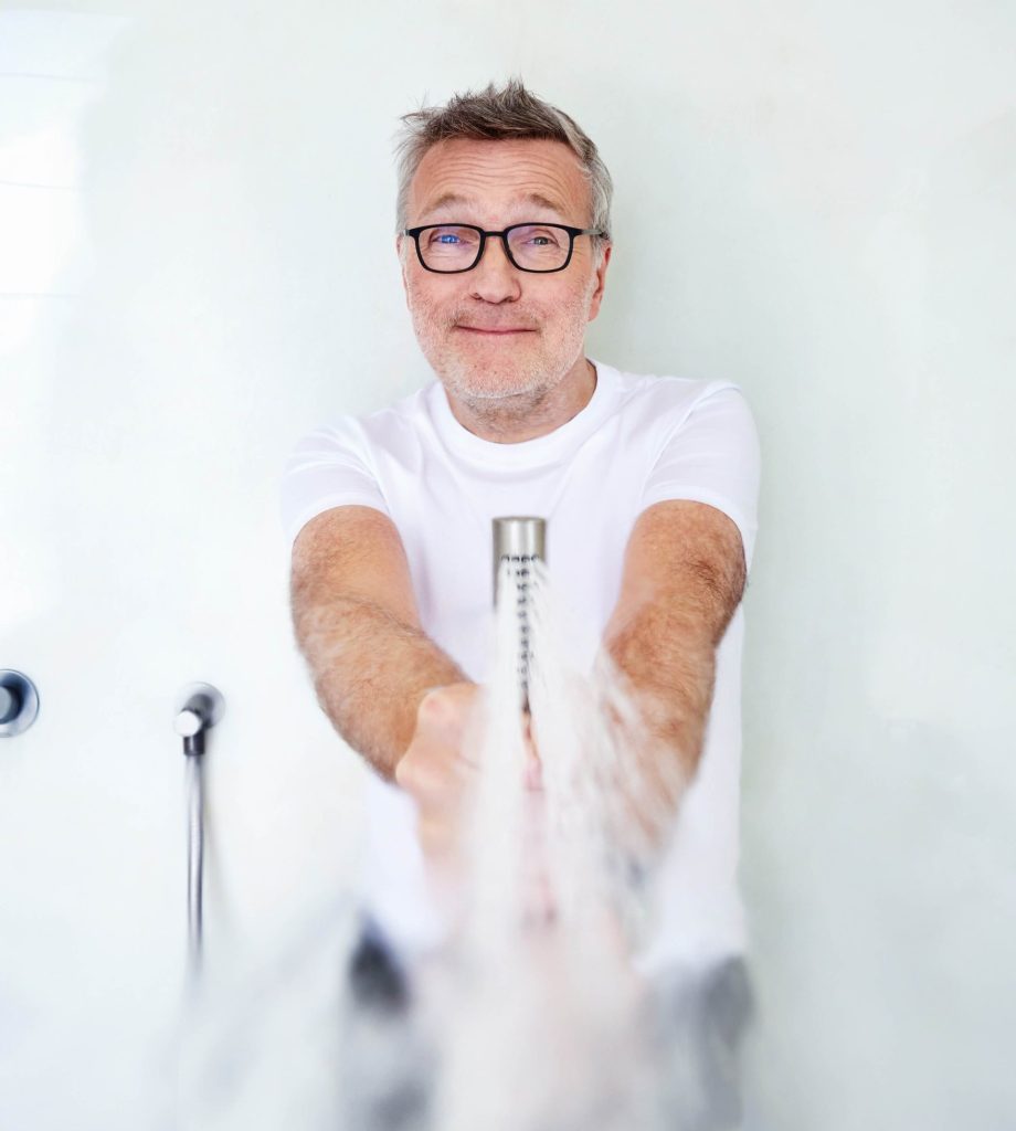 Dans la salle des bains de Laurent Ruquier.