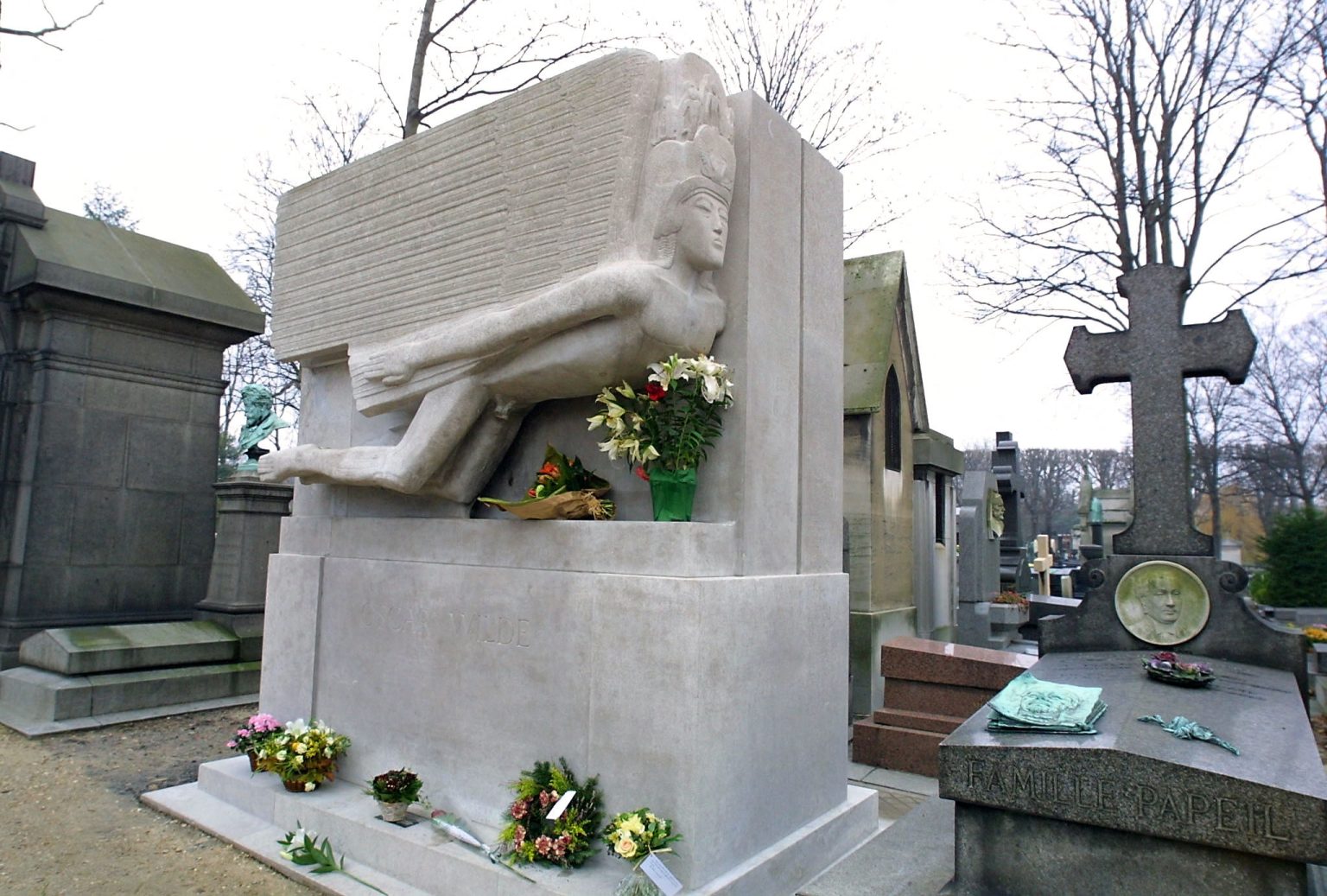 Reportage : au Père-Lachaise sur les tombes des personnalités LGBT