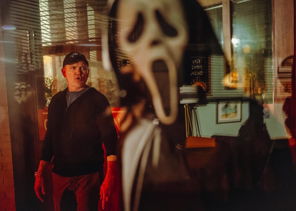 Kevin Williamson, le génie gay derrière "Scream 7"