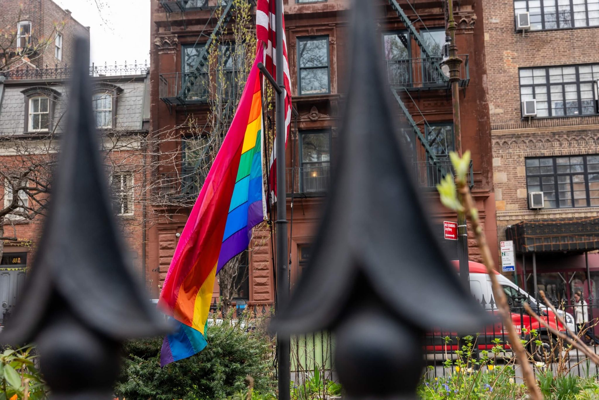 À New York, Stonewall retrouve son drapeau arc-en-ciel